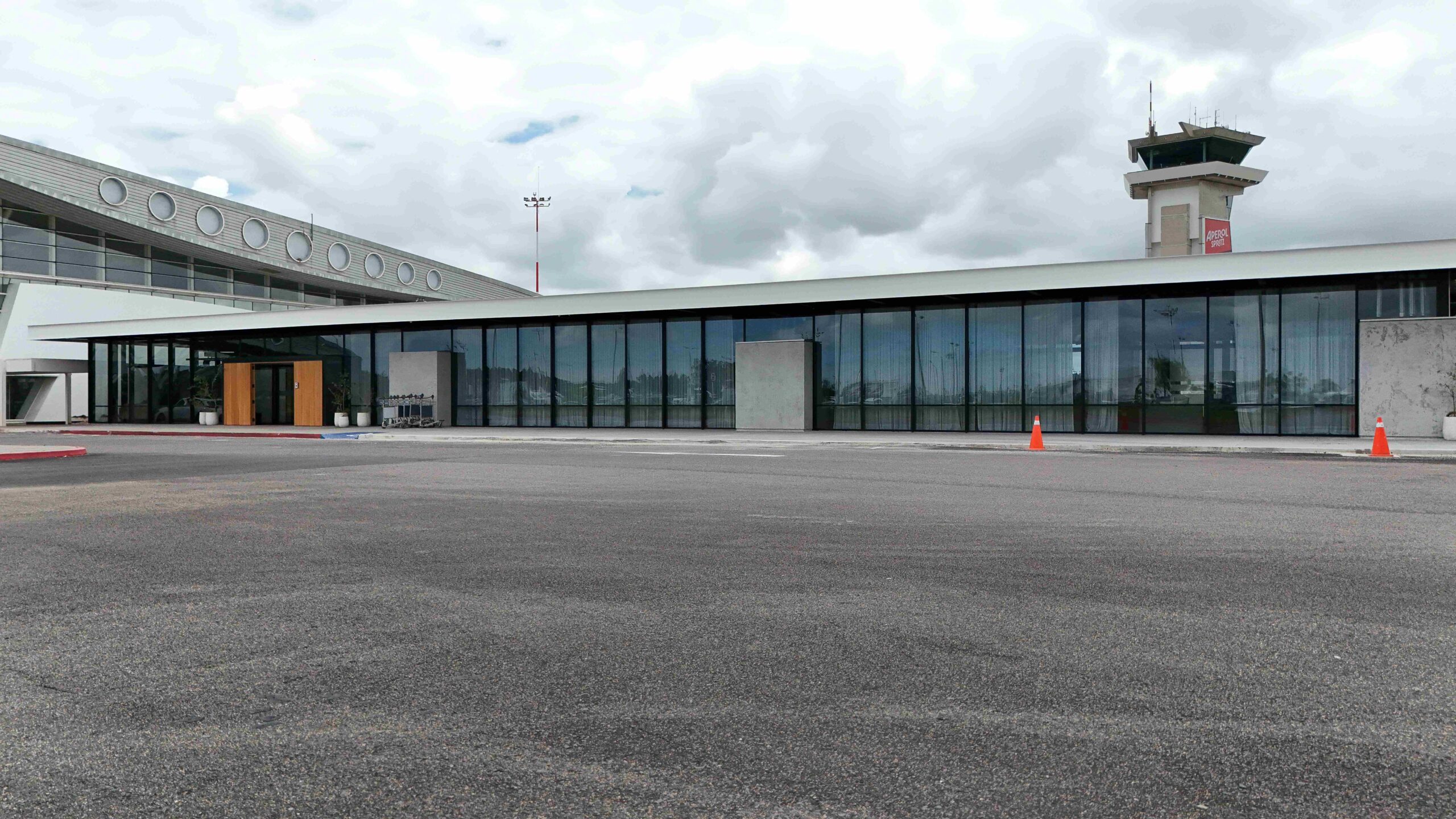 El aeropuerto de Punta del Este presenta su nueva terminal de aviación ...