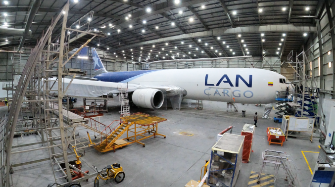 El último avión con pintura de LAN ya vuela con los colores de LATAM ...
