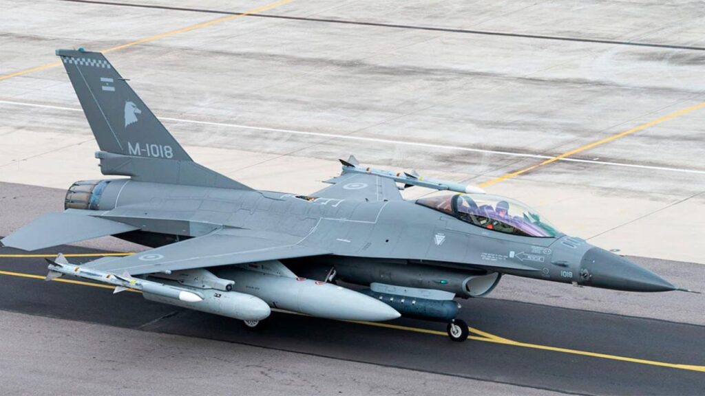 Los primeros seis F-16 en vuelo hacia la Argentina - Aviación News ...